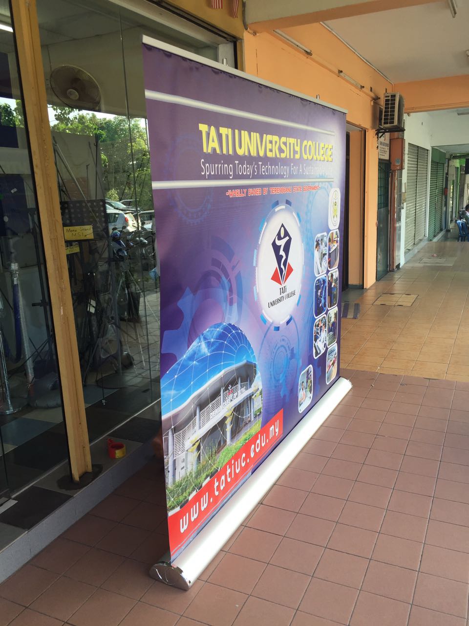 Roll Up Stand - 2400 With Printing - Trusted Trade Show Booth Builder ...