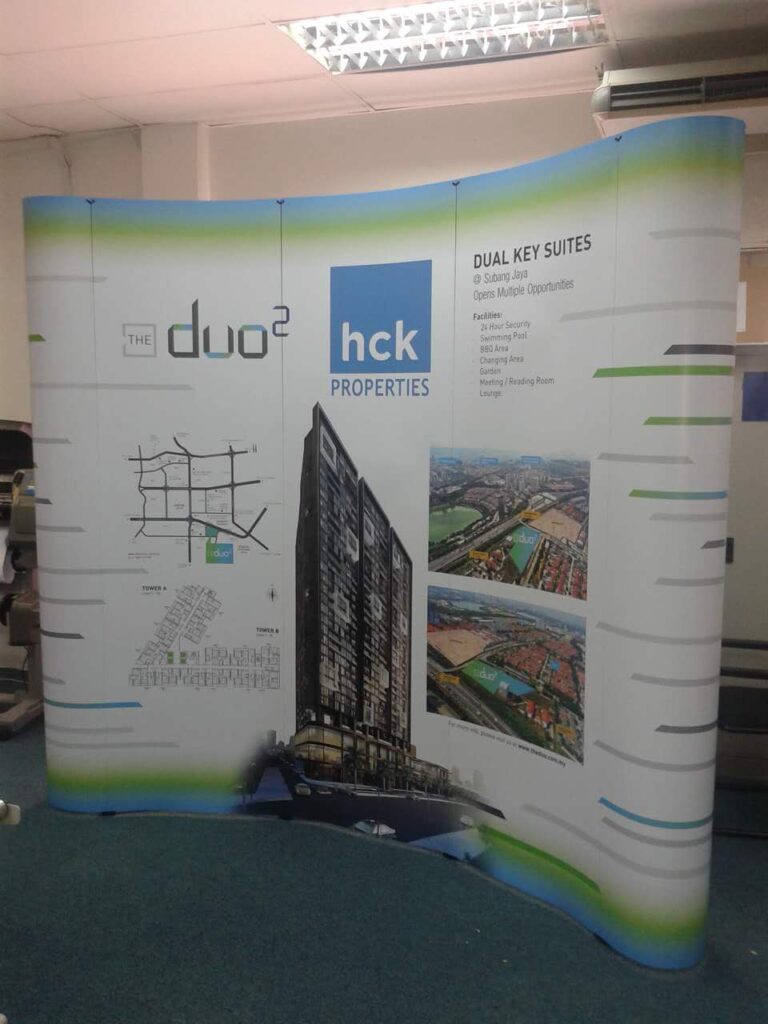 Backdrop (Pop Up) - Curve - MT Group Plus